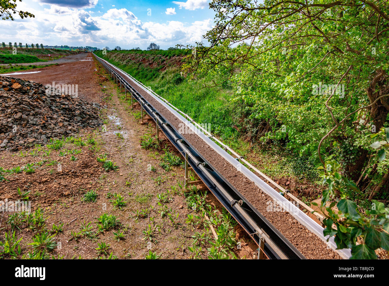 Conveyor belt feeding material to Hanson Aggregates, Earls Barton ...