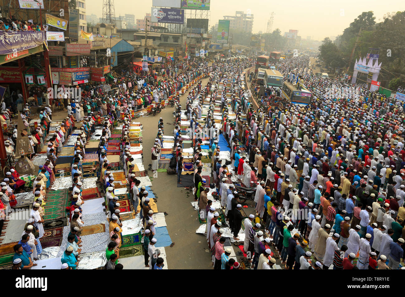 Devotees offer Jumma prayers on the Dhaka-Mymensingh highway on the ...
