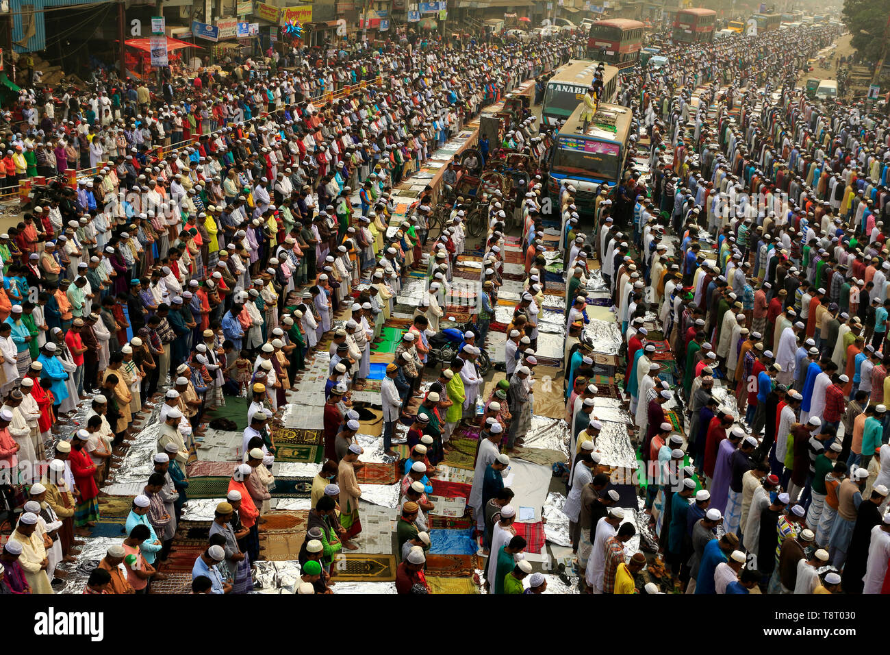 Devotees offer Jumma prayers on the Dhaka-Mymensingh highway on the ...
