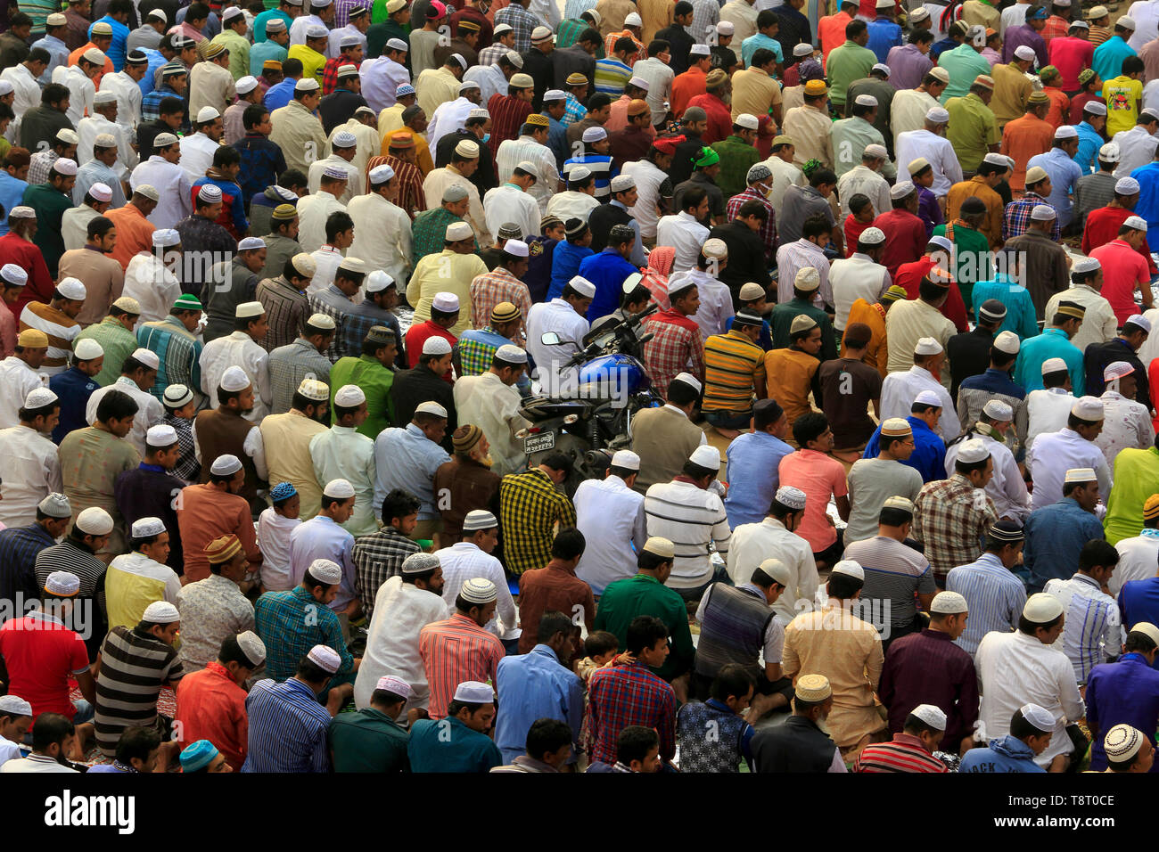 Devotees offer Jumma prayers on the Dhaka-Mymensingh highway on the ...