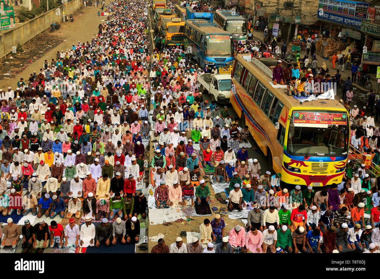 Devotees offer Jumma prayers on the Dhaka-Mymensingh highway on the ...
