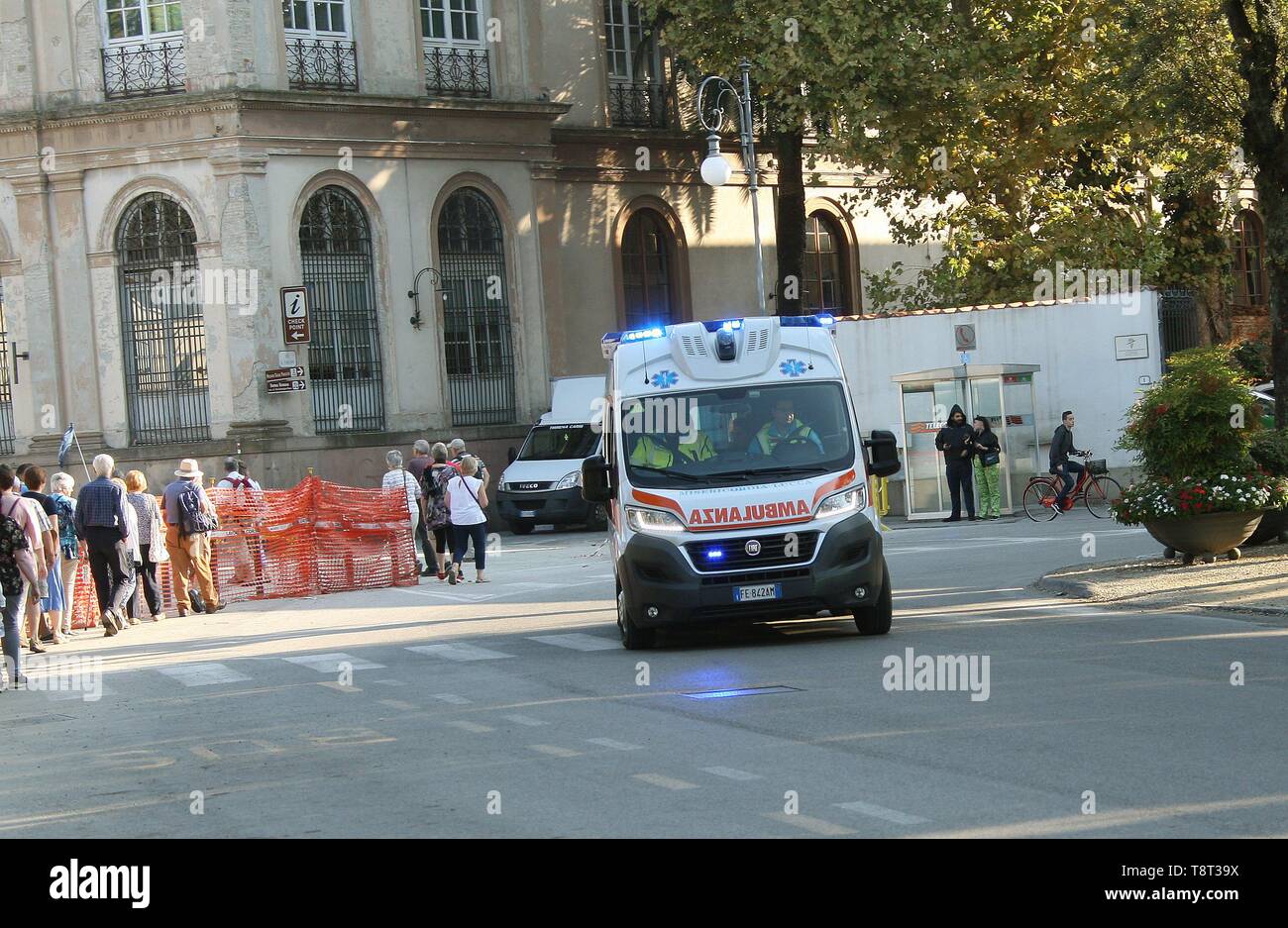 Tour guide emergency response hi-res stock photography and images - Alamy