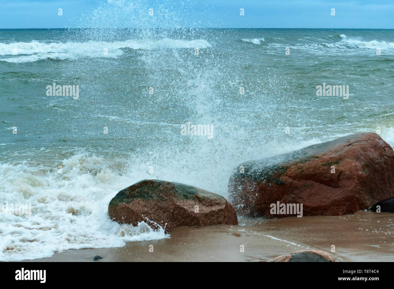 Sea waves beating against stones hi-res stock photography and images ...