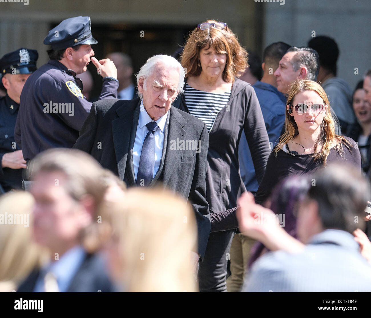 Nicole Kidman, Hugh Grant and Donald Sutherland on the set of the 'The ...