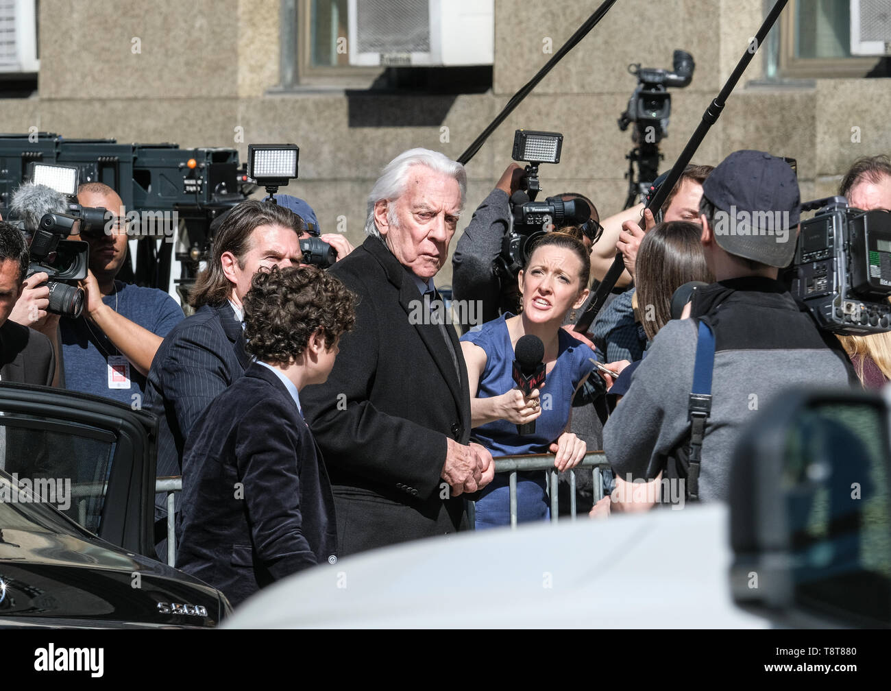 Nicole Kidman, Hugh Grant and Donald Sutherland on the set of the 'The ...