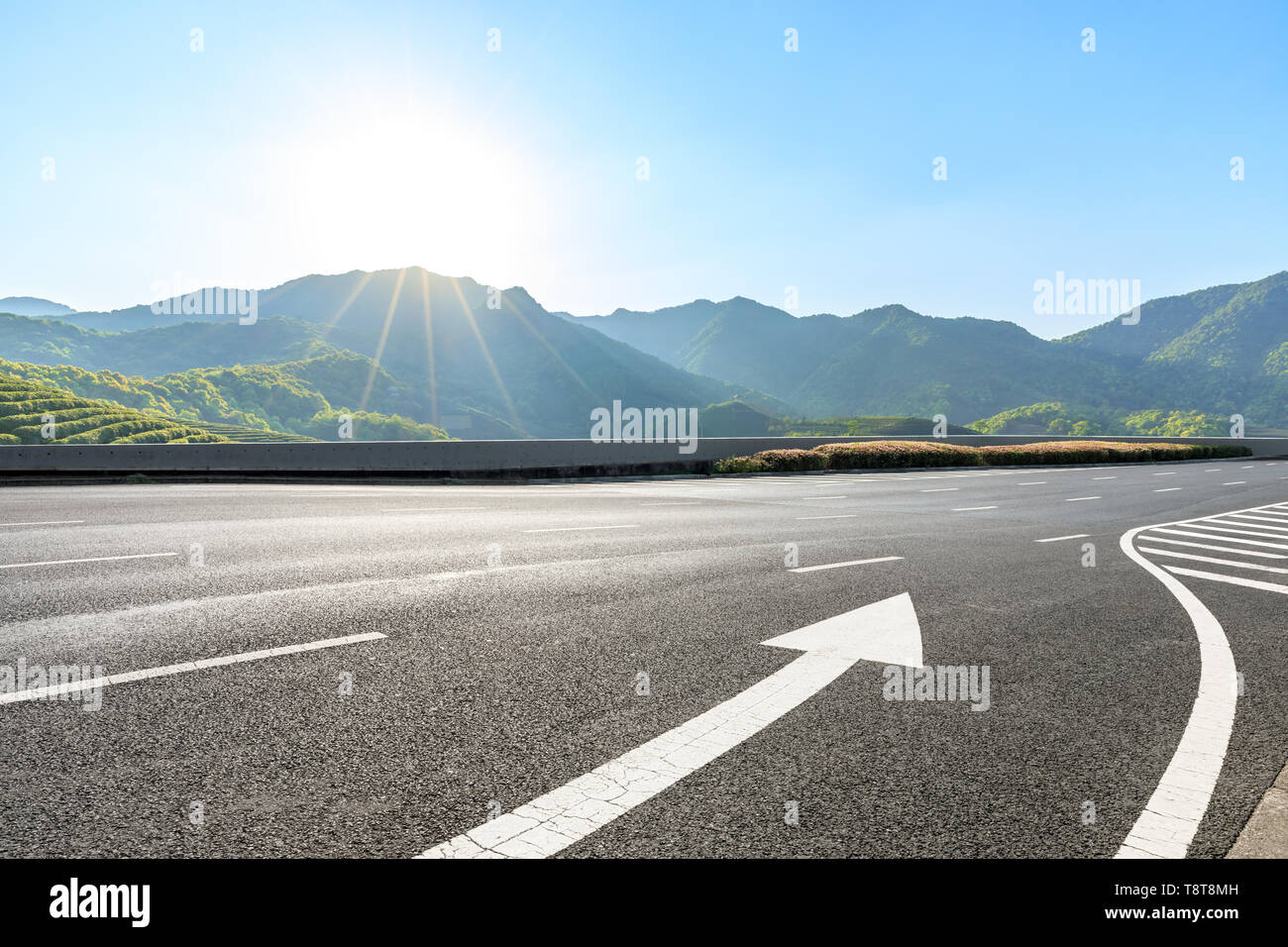 Side of highway perspective hi-res stock photography and images - Alamy