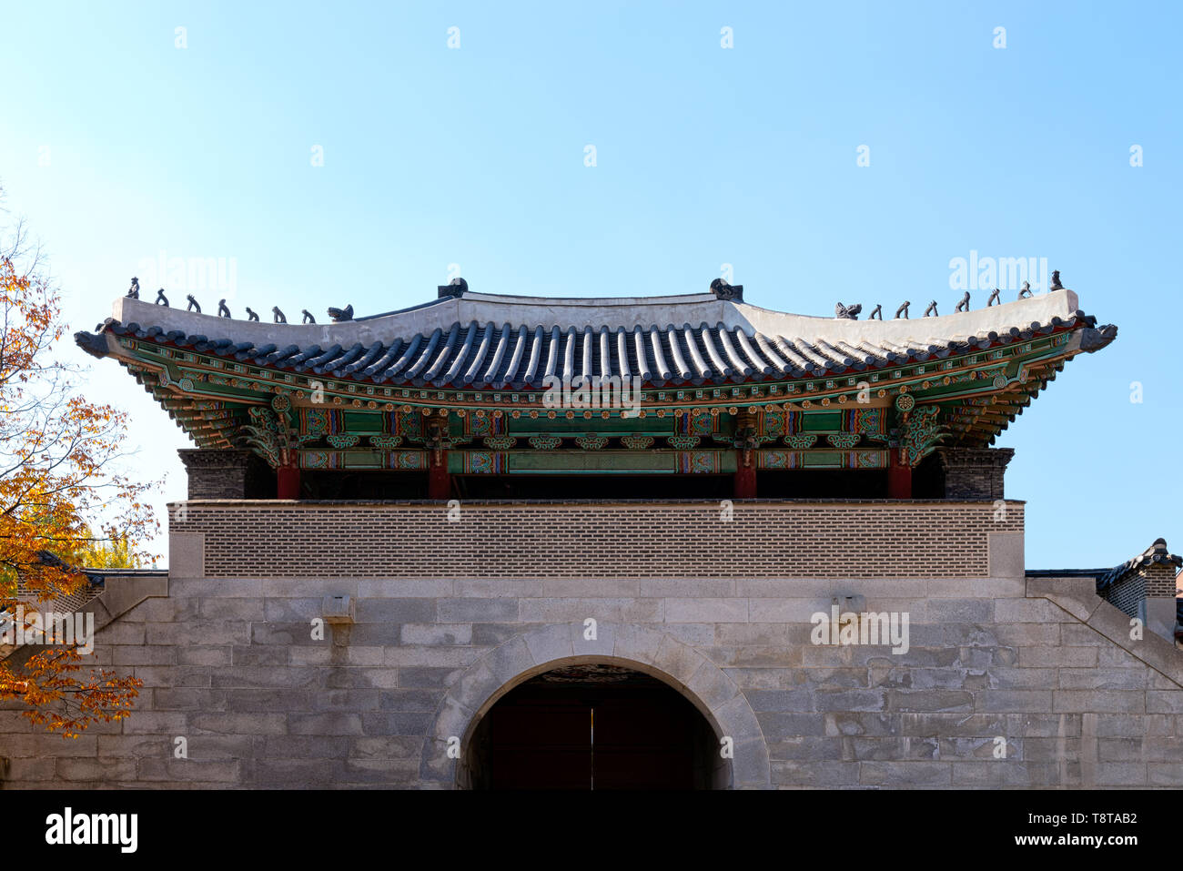 Traditional Korean Palace Gate and black ceramic roof with Traditional ...