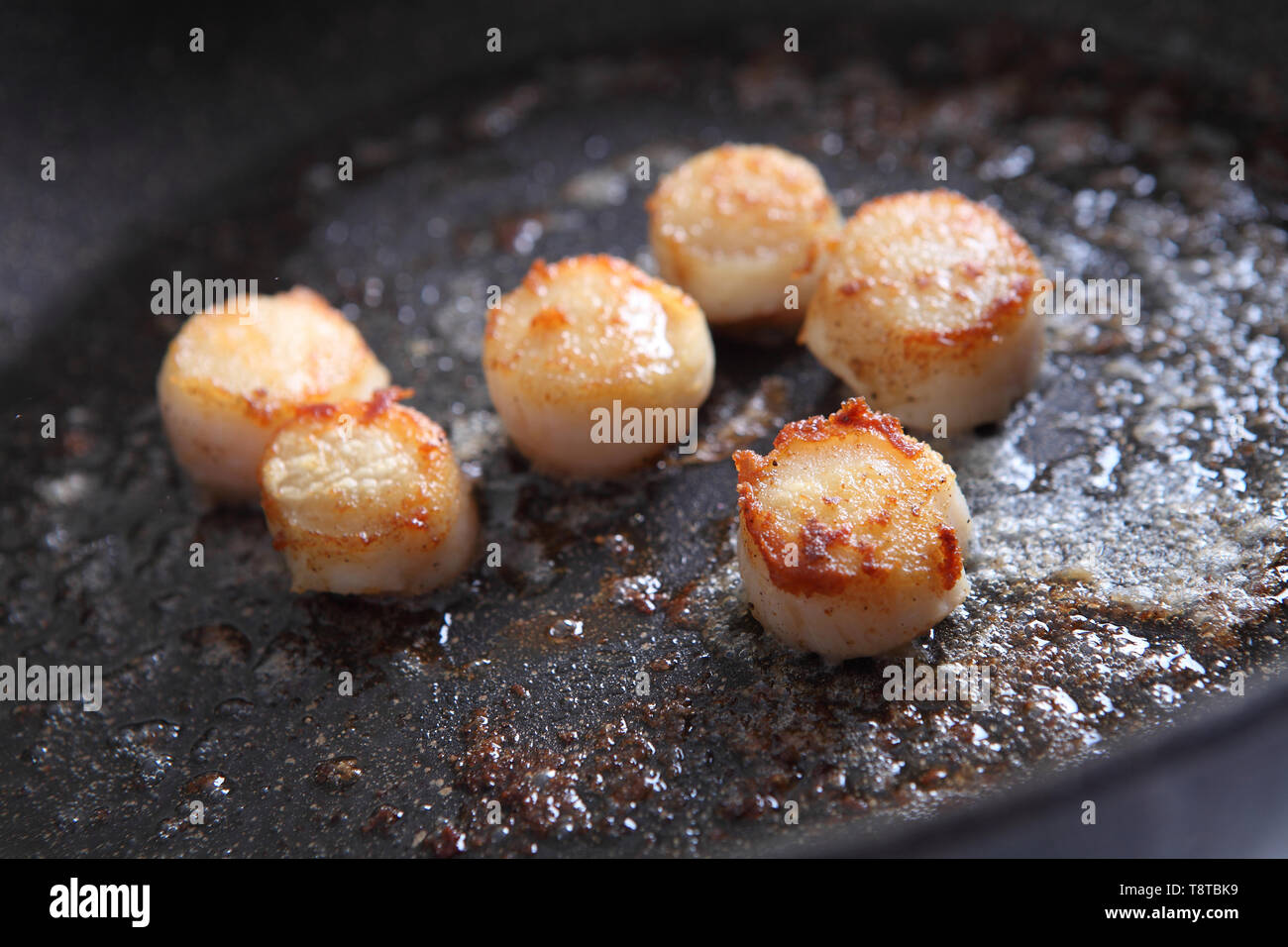 Scallops in pan Stock Photo - Alamy