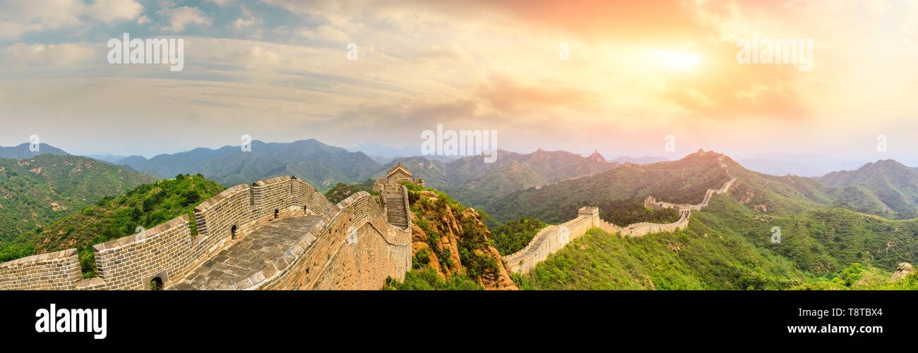 The Great Wall of China at sunset,panoramic view Stock Photo - Alamy