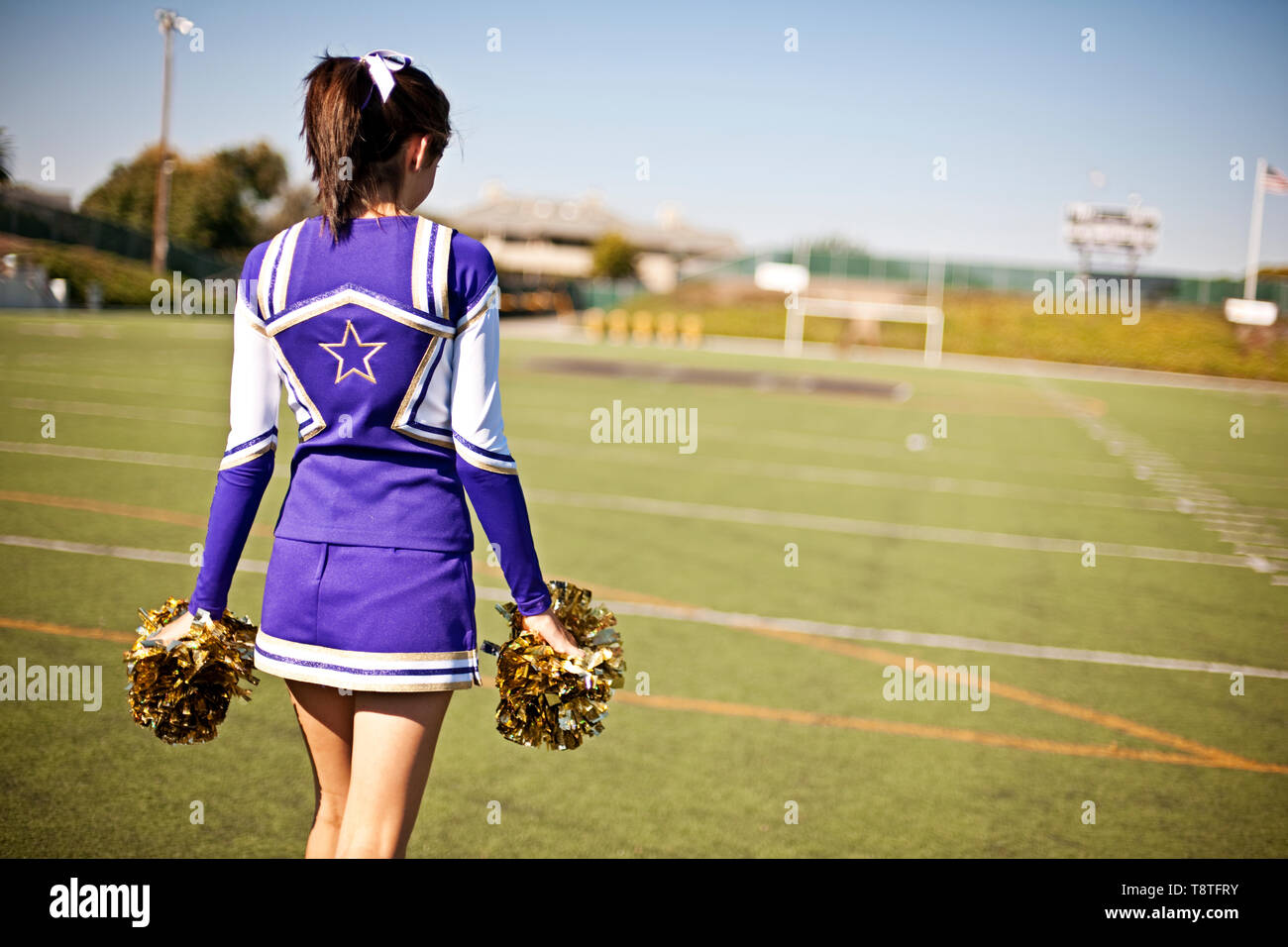 Cheerleader on football field Stock Photo - Alamy