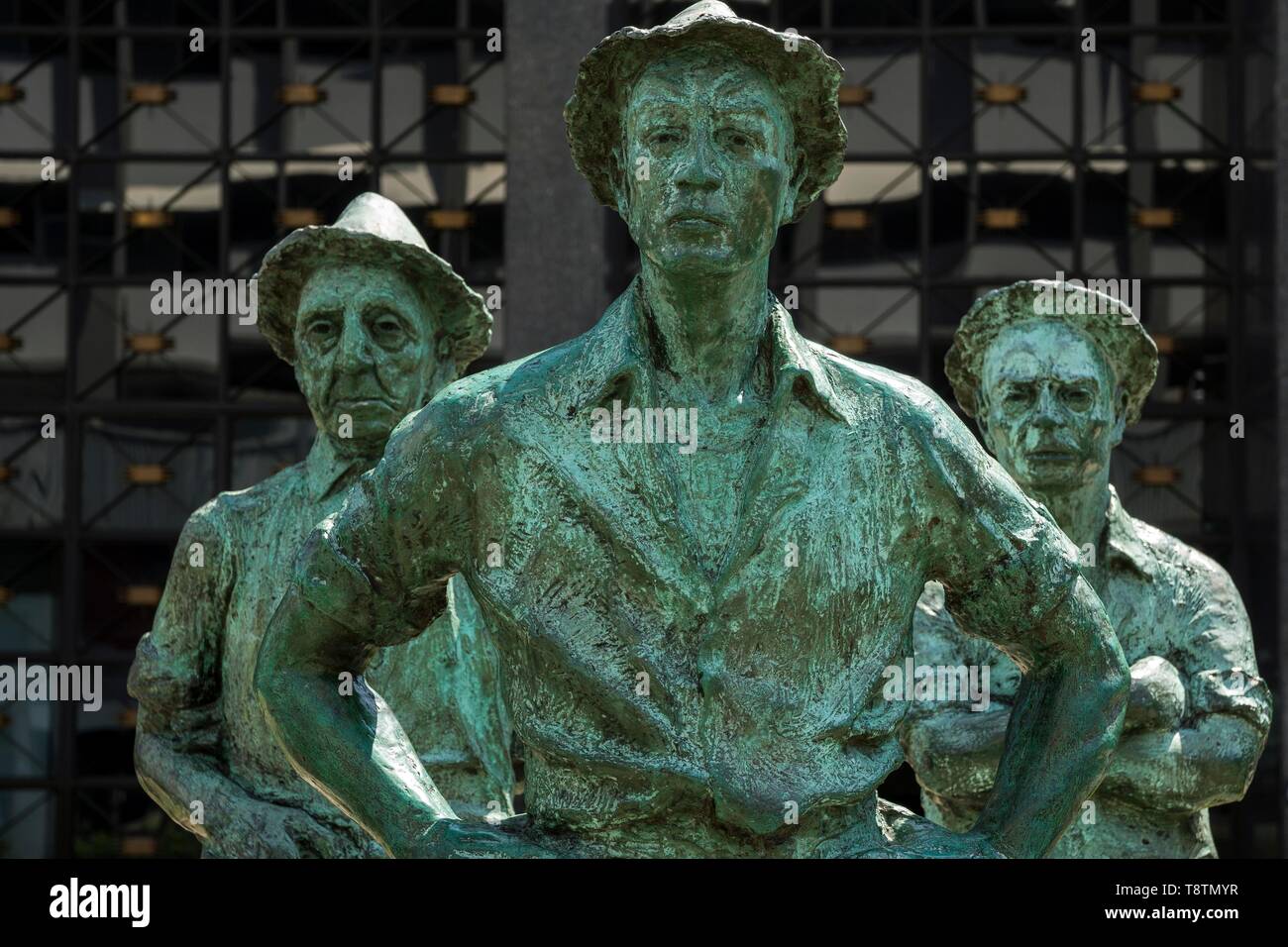 Figures Los Presentes by Fernando Calvo, Monument of Costa Rican ...