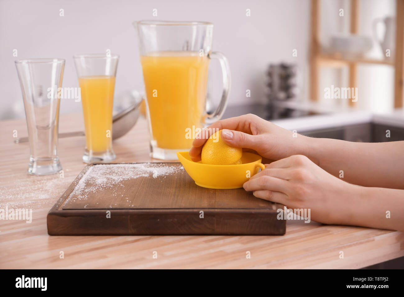 Squeezing fresh lemon juice hi-res stock photography and images - Alamy