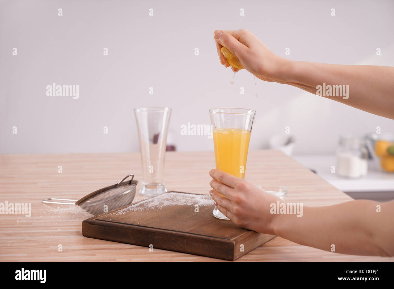 Squeezing fresh lemon juice hi-res stock photography and images - Alamy