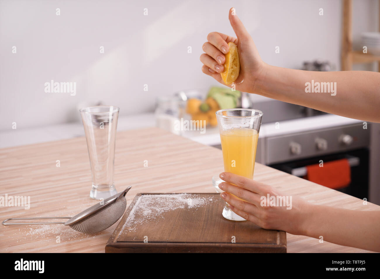Squeezing fresh lemon juice hi-res stock photography and images - Alamy
