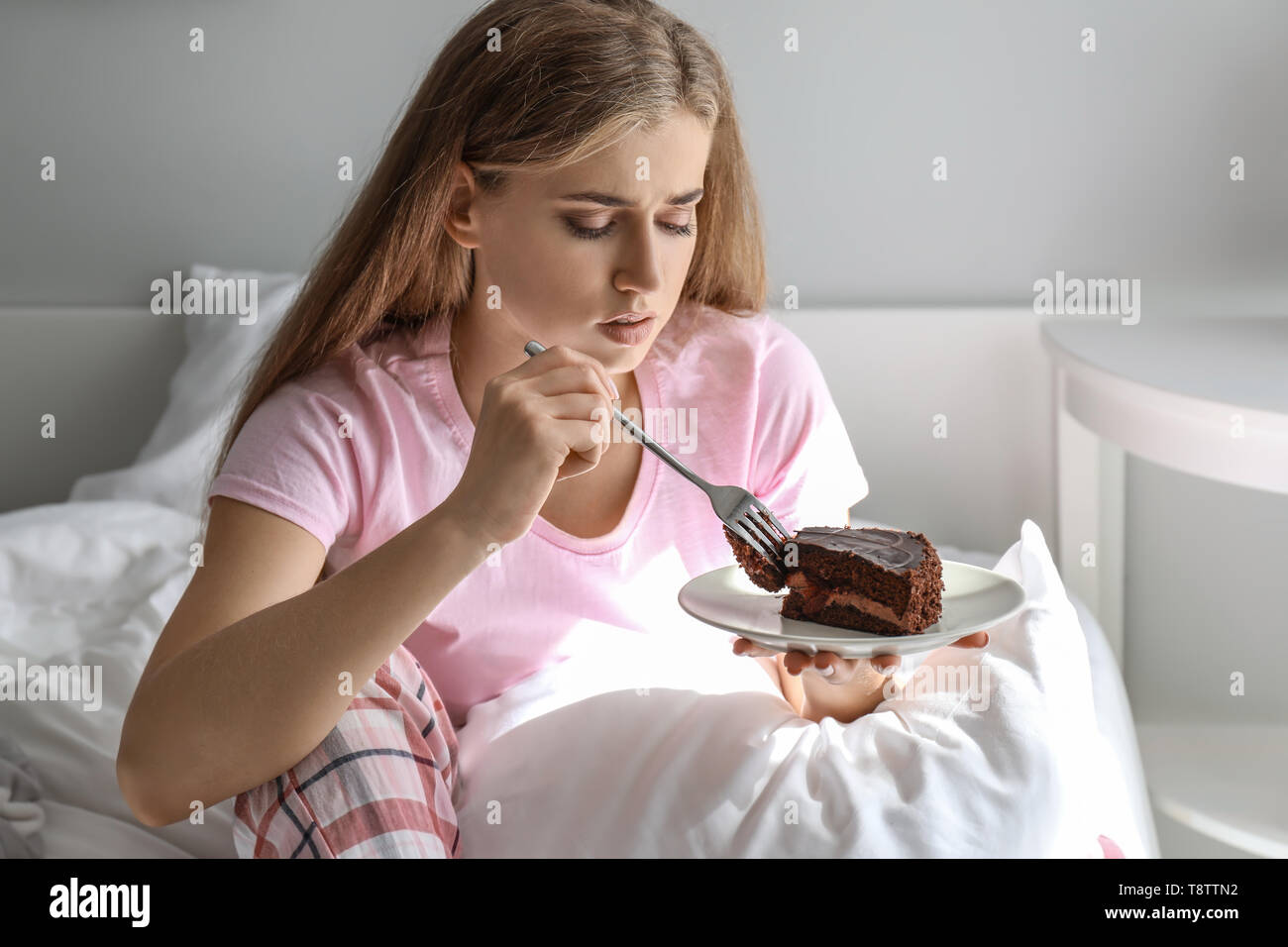 Woman eating chocolate cake hi-res stock photography and images - Alamy