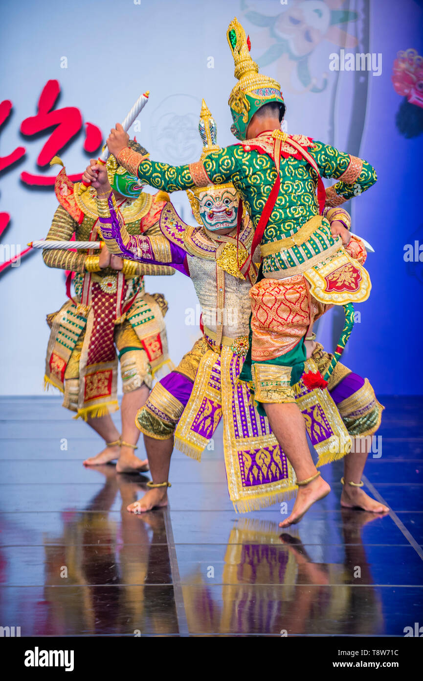 Thai dancers performing the traditinal Thai Khon dance at the Mask ...