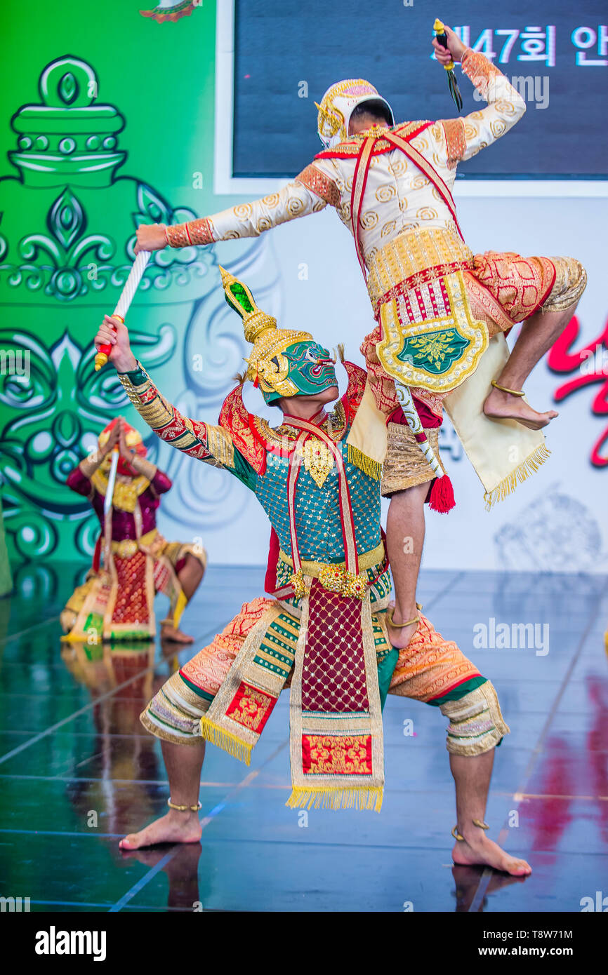 Khon dancers in traditional costume hi-res stock photography and images ...