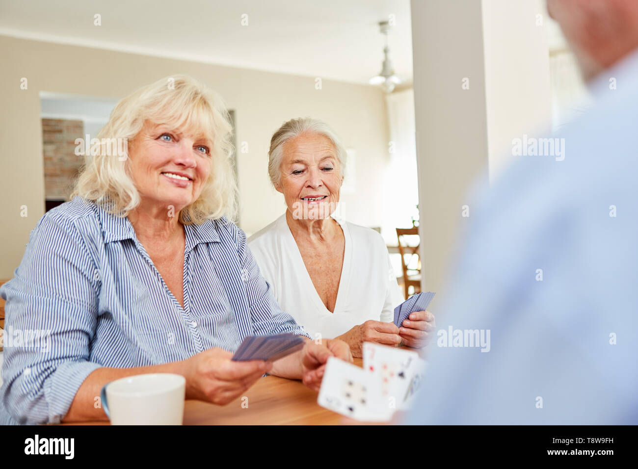 Seniors playing cards hi-res stock photography and images - Alamy