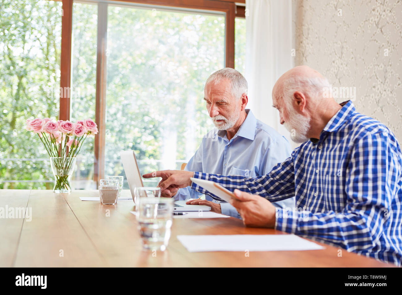 Two elderly people surfing internet hi-res stock photography and images ...