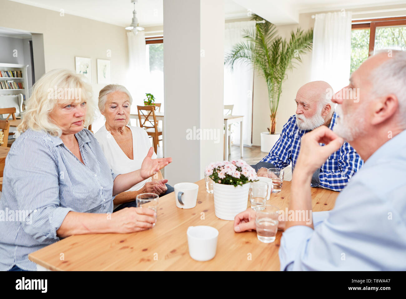 Relaxed conversation hi-res stock photography and images - Alamy