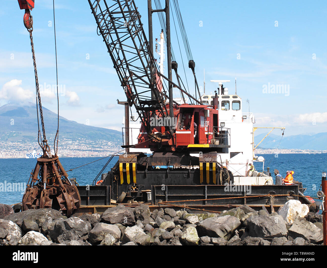 Pincer crane hi-res stock photography and images - Alamy