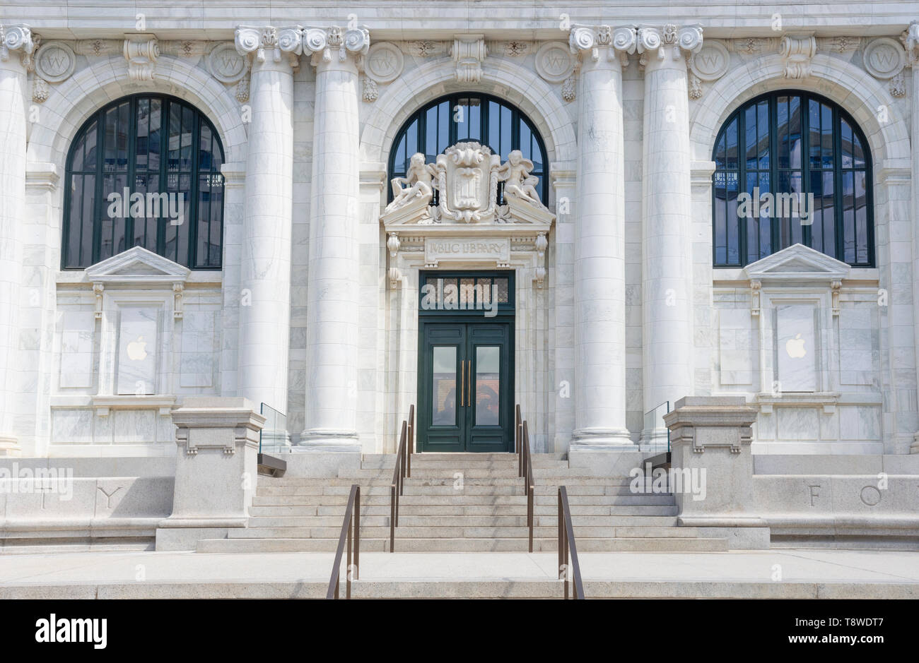 The old DC Carnegie Library has been reborn as an Apple store. Nice job ...