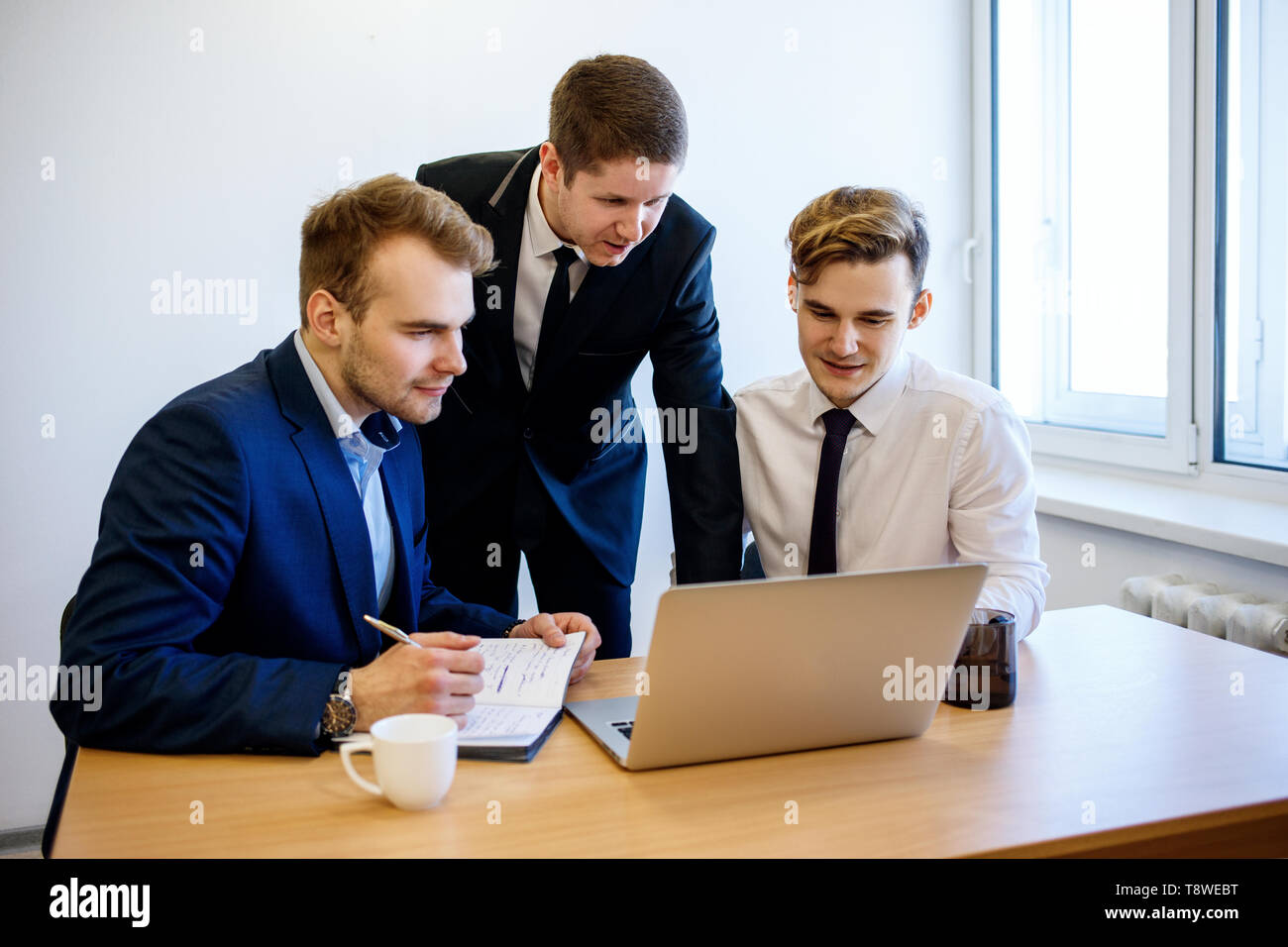 Teamwork desk hi-res stock photography and images - Alamy