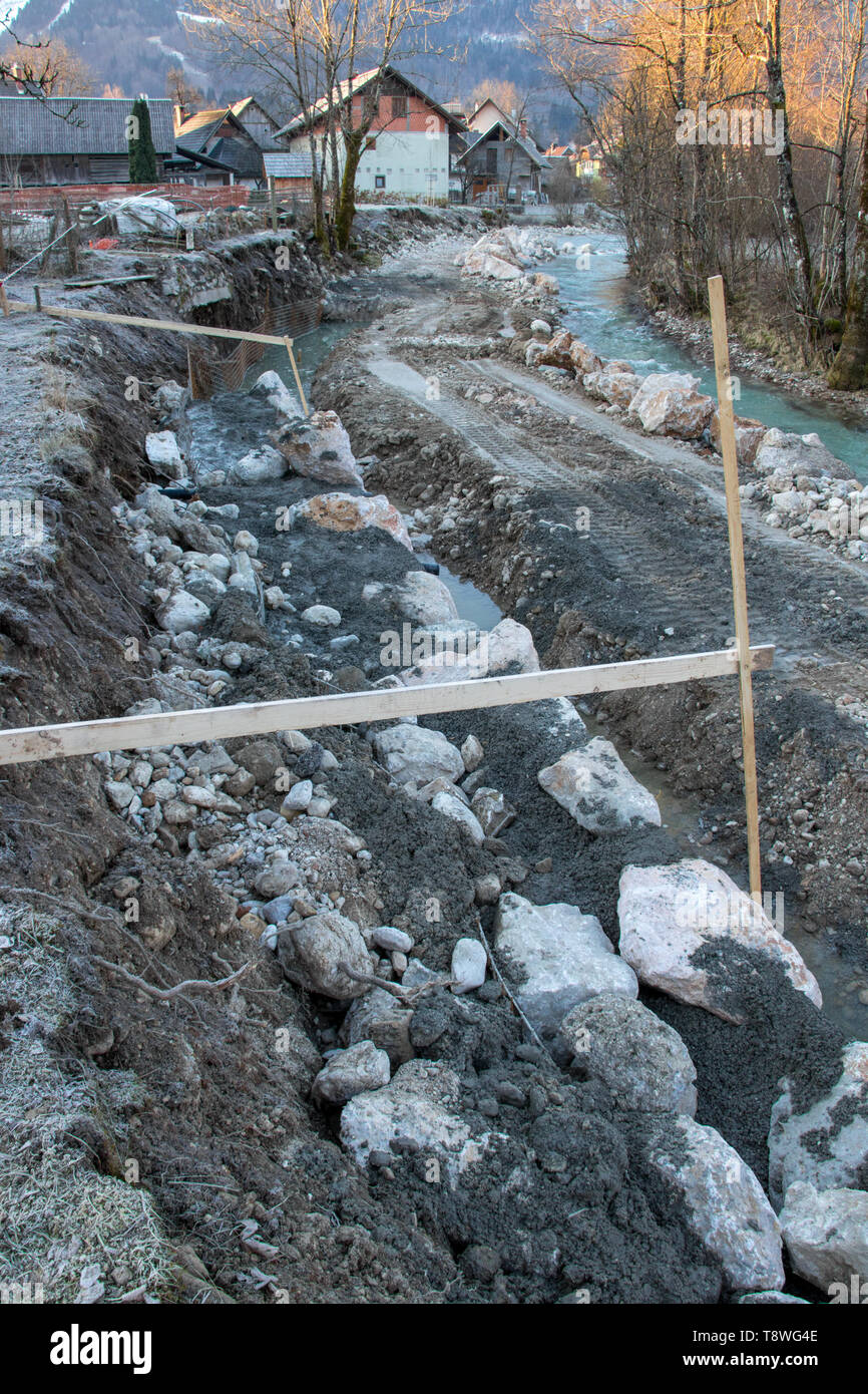 Stoney river bank hi-res stock photography and images - Alamy