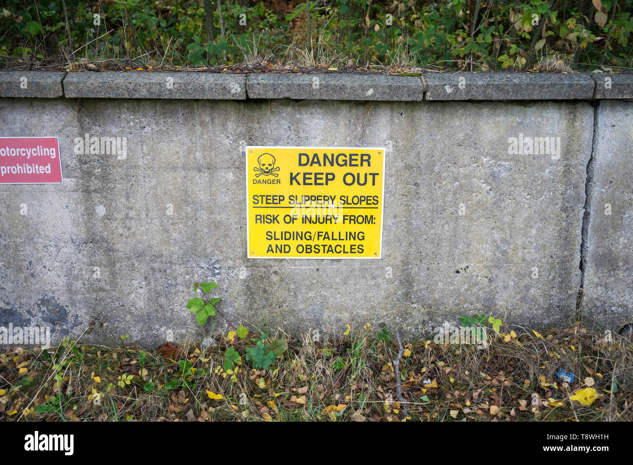Danger, Keep Out Sign, Skeleton, Warning, Risk of Injury Stock Photo ...