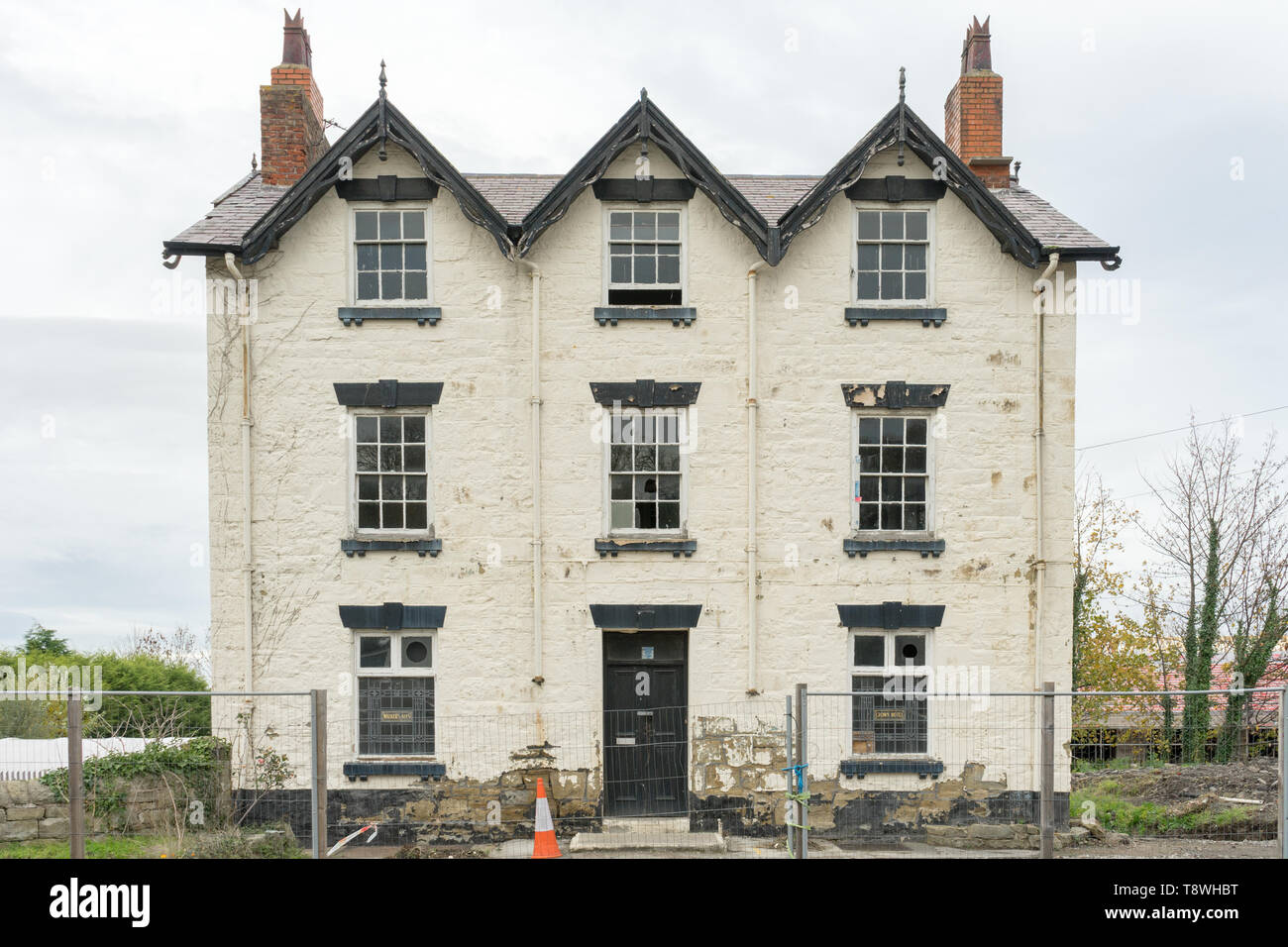 DERELICT PUB, HOTEL, NORTH WALES Stock Photo - Alamy