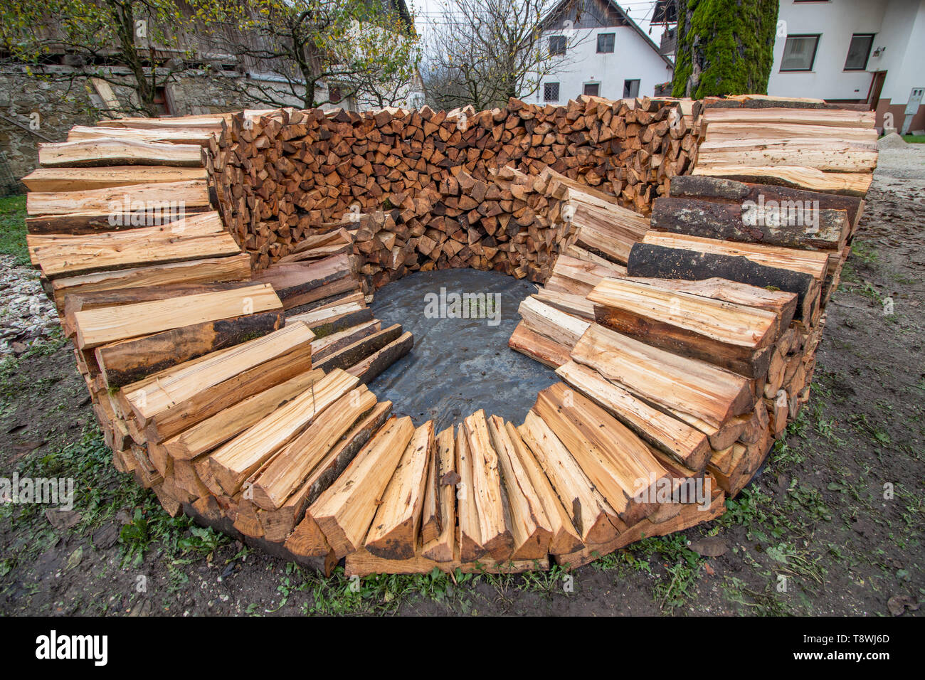 building inside layer of round wood pile Stock Photo - Alamy