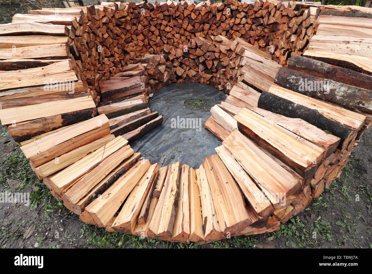 Log store shape hi-res stock photography and images - Alamy