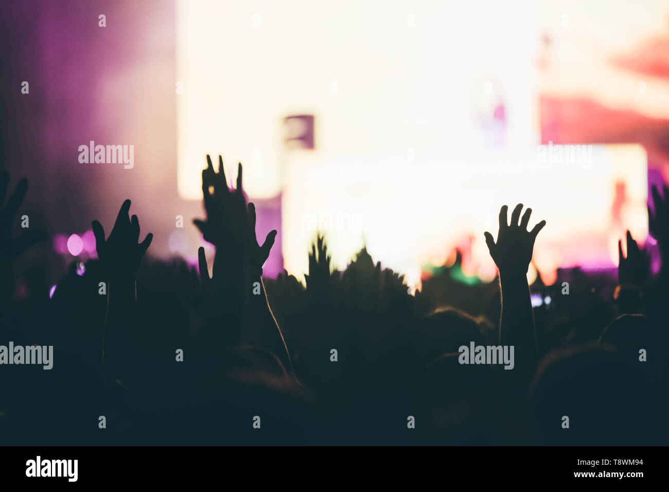 Pop concert stage audience hi-res stock photography and images - Alamy