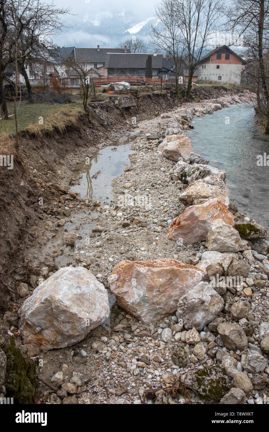 Stoney river bank hi-res stock photography and images - Alamy