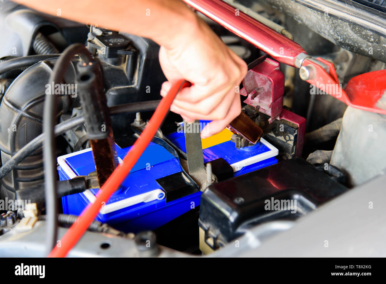 jumping the car battery / charging car battery Stock Photo - Alamy