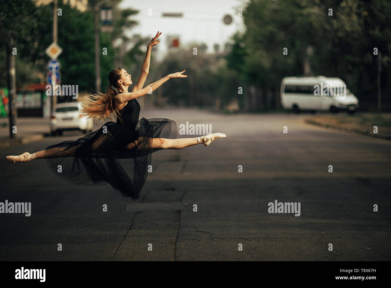 Ballerina jumping hi-res stock photography and images - Alamy