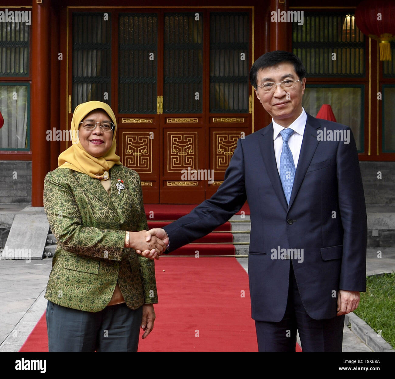 (190515) -- BEIJING, May 15, 2019 (Xinhua) -- Wang Huning (R), a member ...