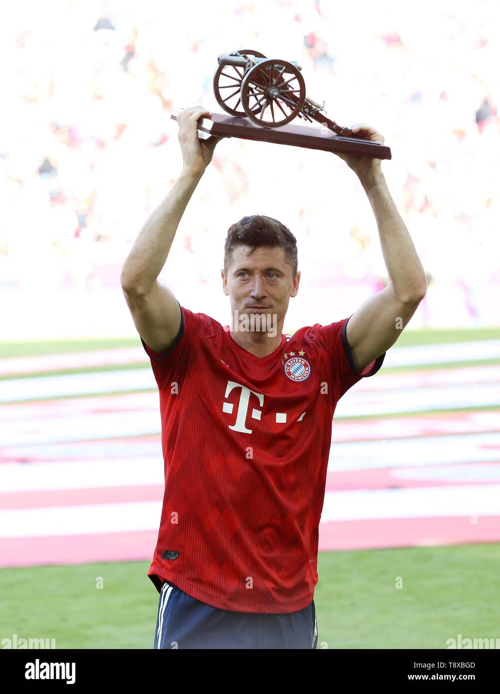 Lewandowski bayern munich trophy hi-res stock photography and images ...