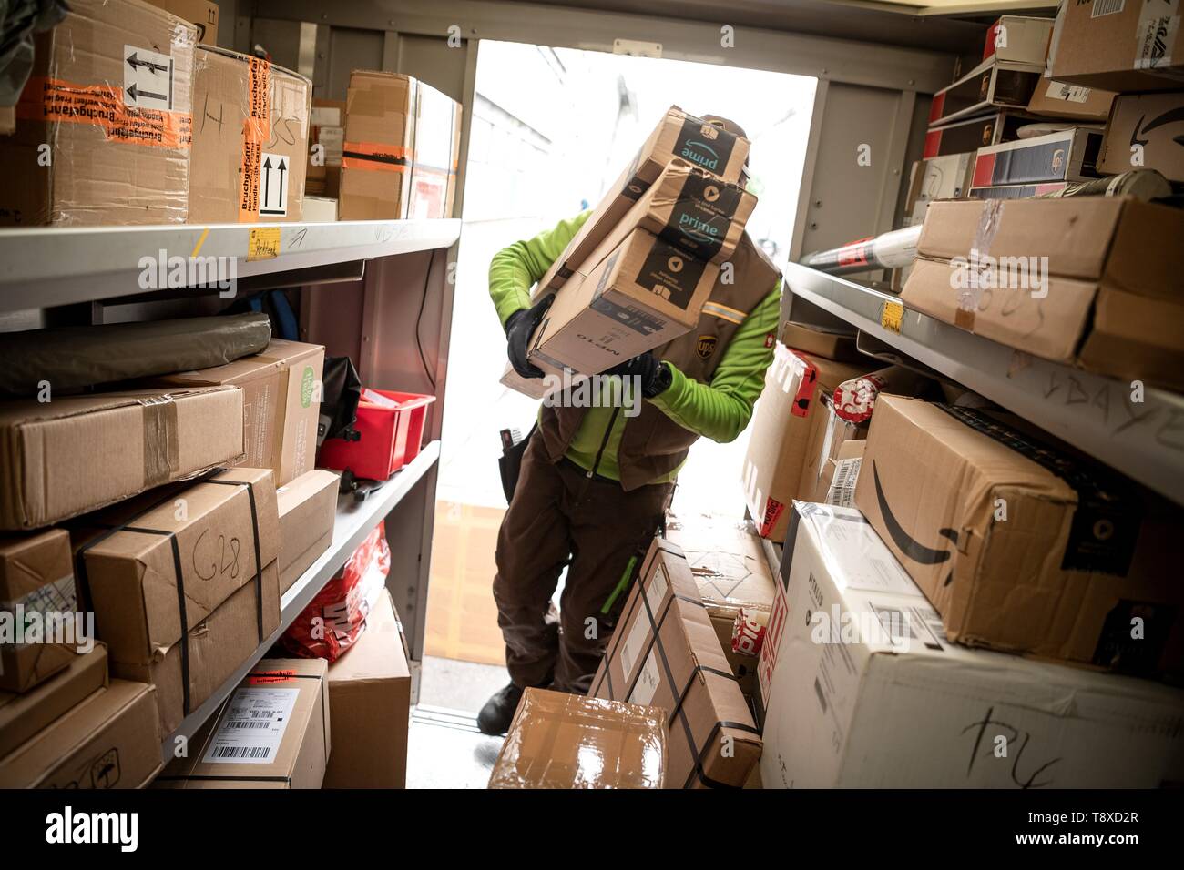 Parcels shelves hi-res stock photography and images - Alamy