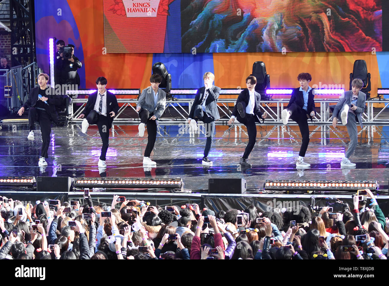 Bts performance hi-res stock photography and images - Alamy