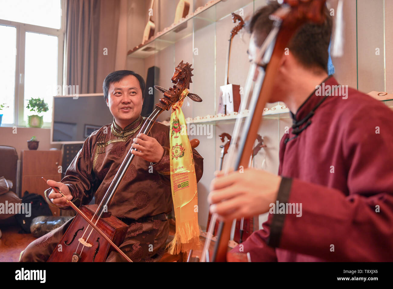 Traditional mongolian fiddle hi-res stock photography and images - Alamy