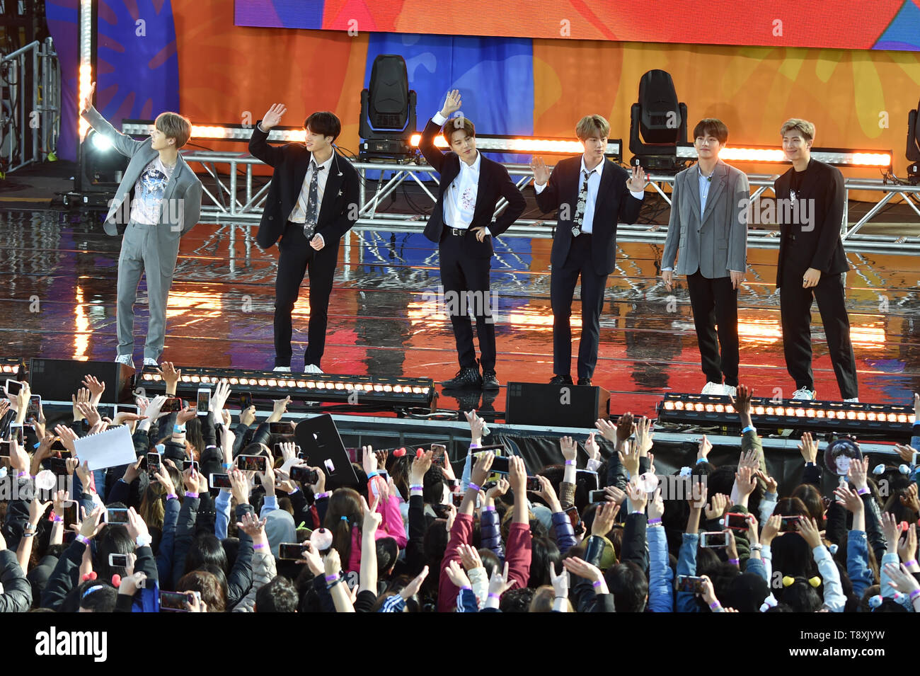 Bts group 2019 hi-res stock photography and images - Alamy