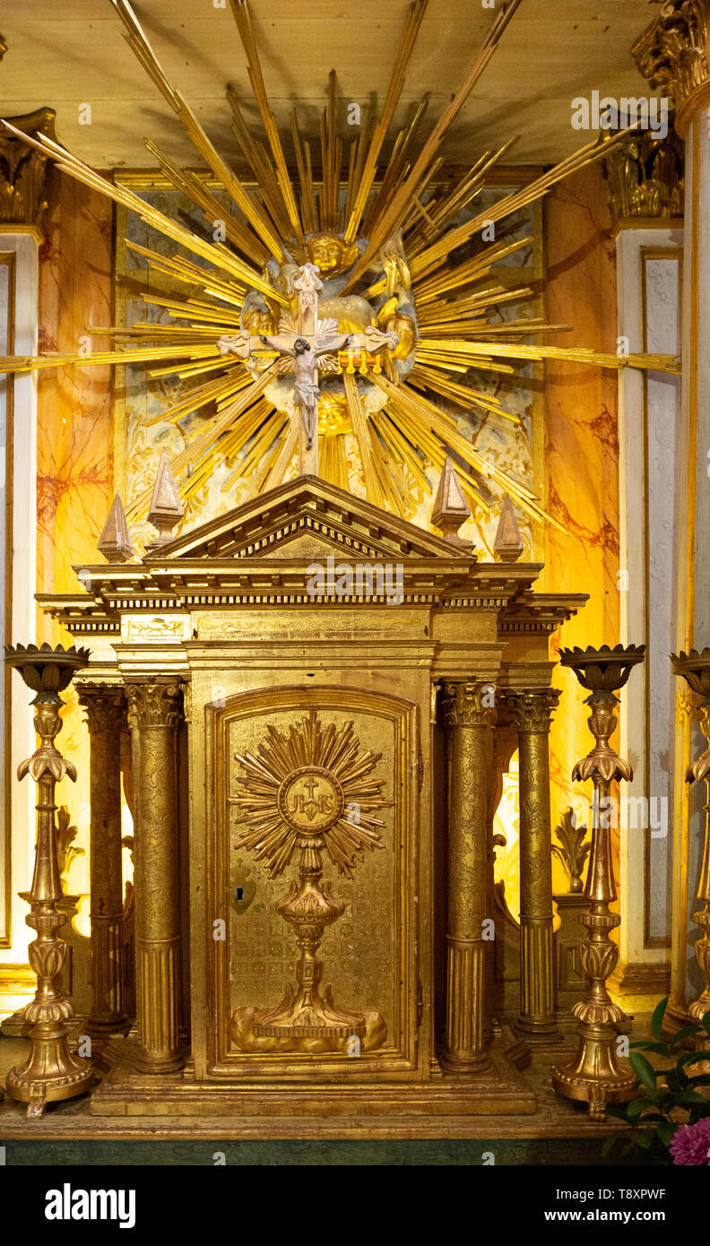 Decorated and gilded altar hi-res stock photography and images - Alamy