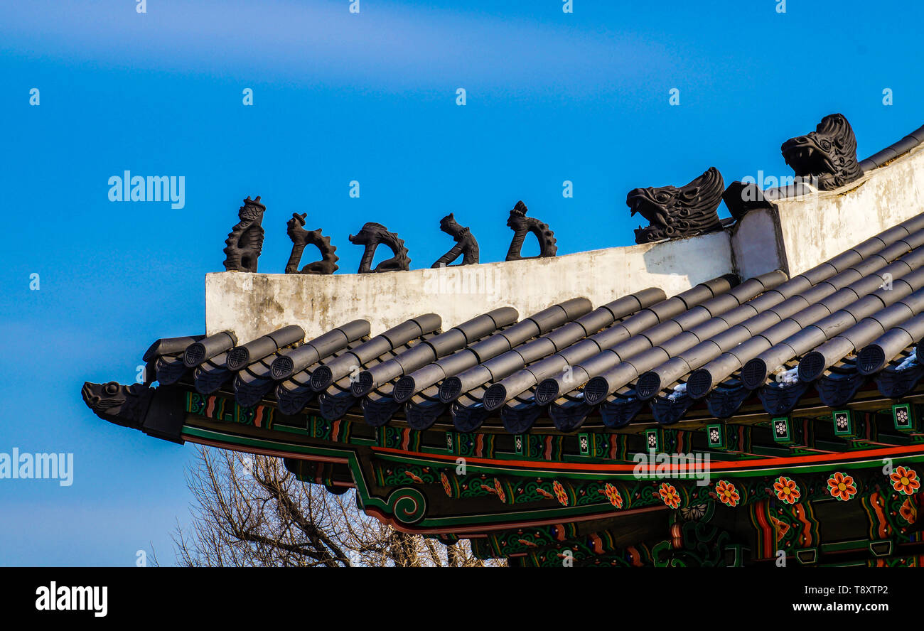 south Korean Palace Roof Decorative Stock Photo - Alamy