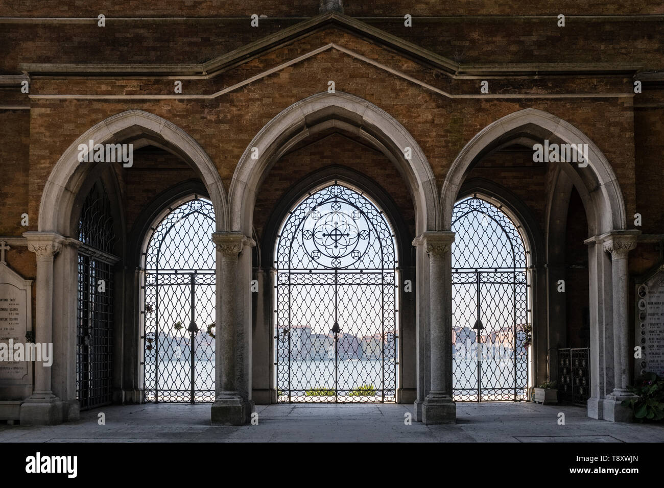 Gothic gate to cemetery hi-res stock photography and images - Alamy