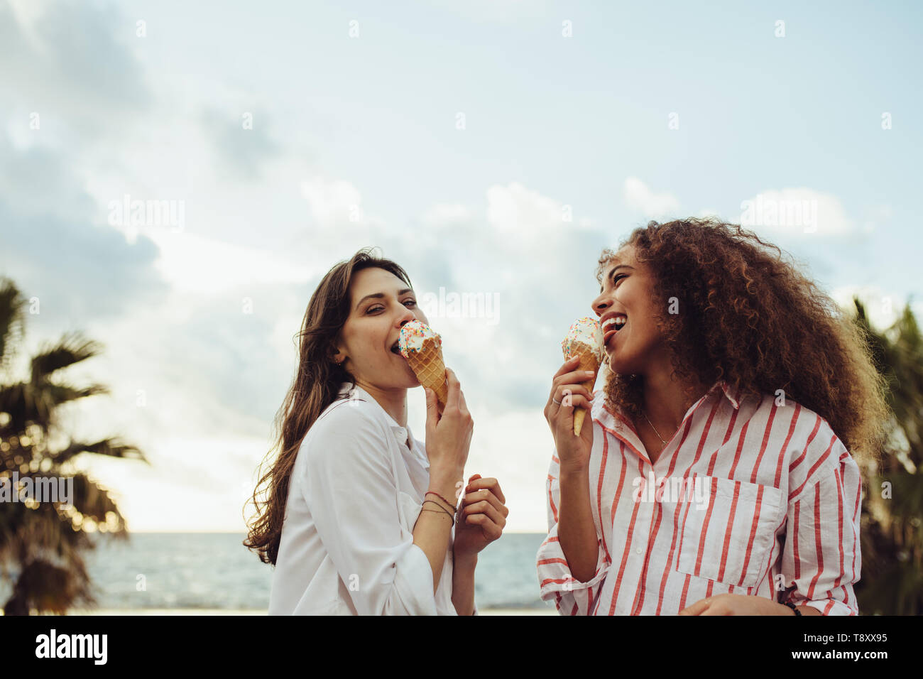 People eating icecream at the seaside hi-res stock photography and ...