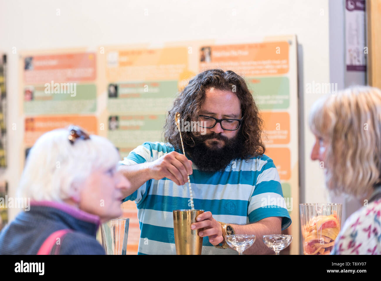 Pop worker hi-res stock photography and images - Alamy