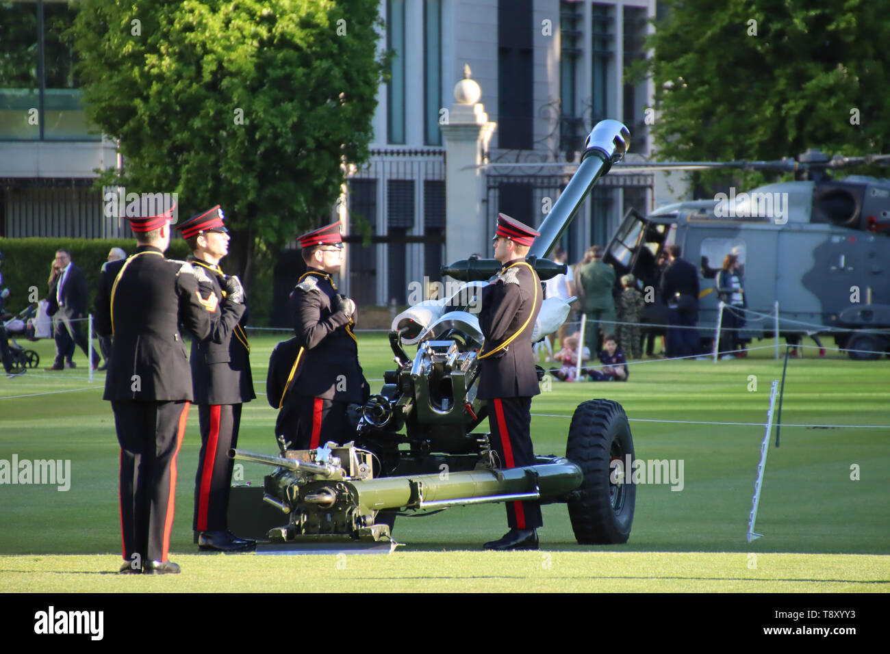 Ceremonial gun salute hi-res stock photography and images - Alamy