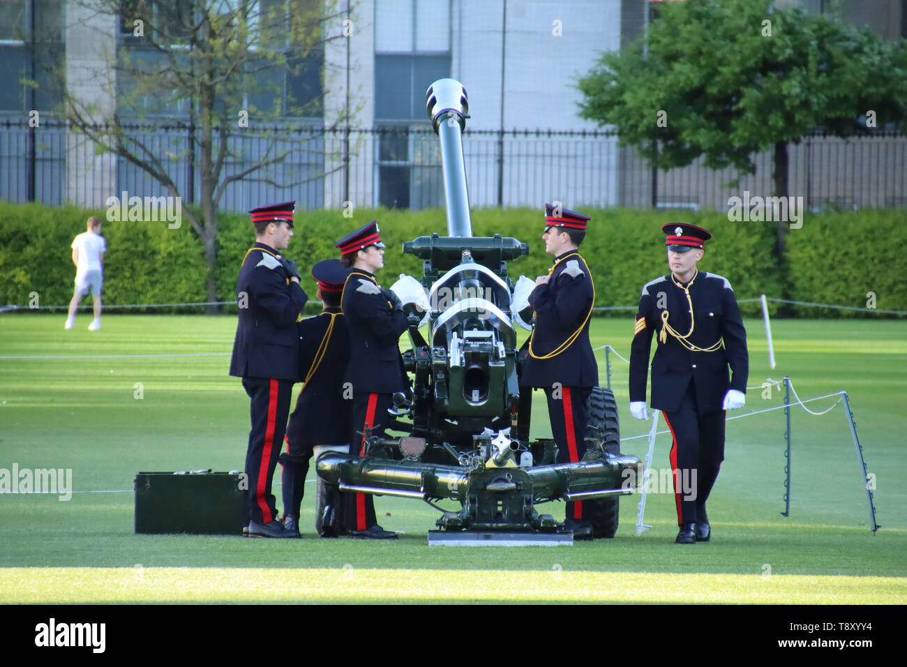 Ceremonial gun salute hi-res stock photography and images - Alamy