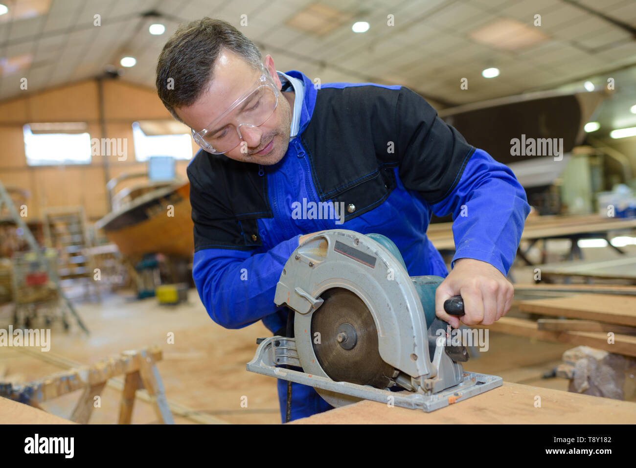 man using a circular saw Stock Photo - Alamy